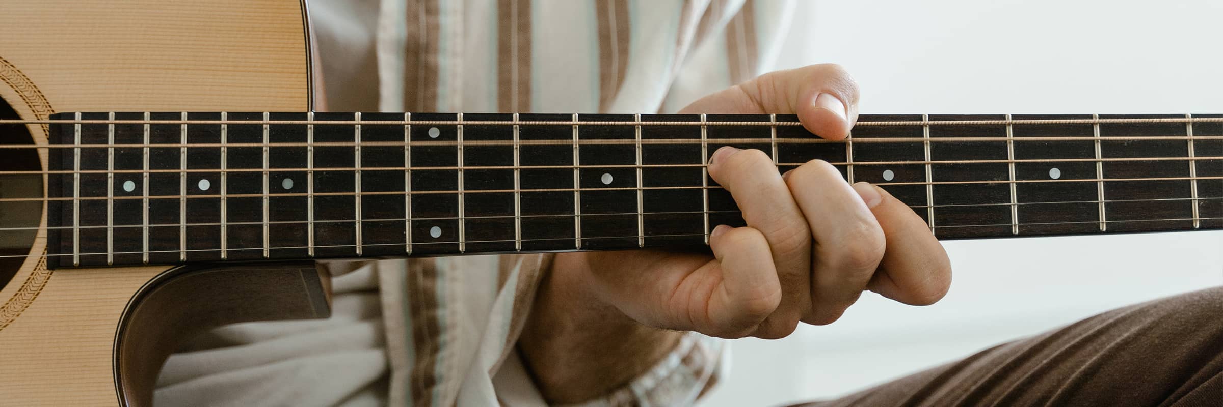 Kad ģitāra ir noskaņota, varat izmēģināt dažus vienkāršus akordus ...